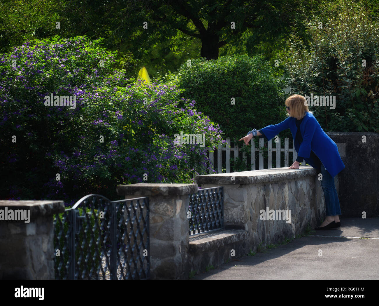 Pointing at flowers hi-res stock photography and images - Alamy