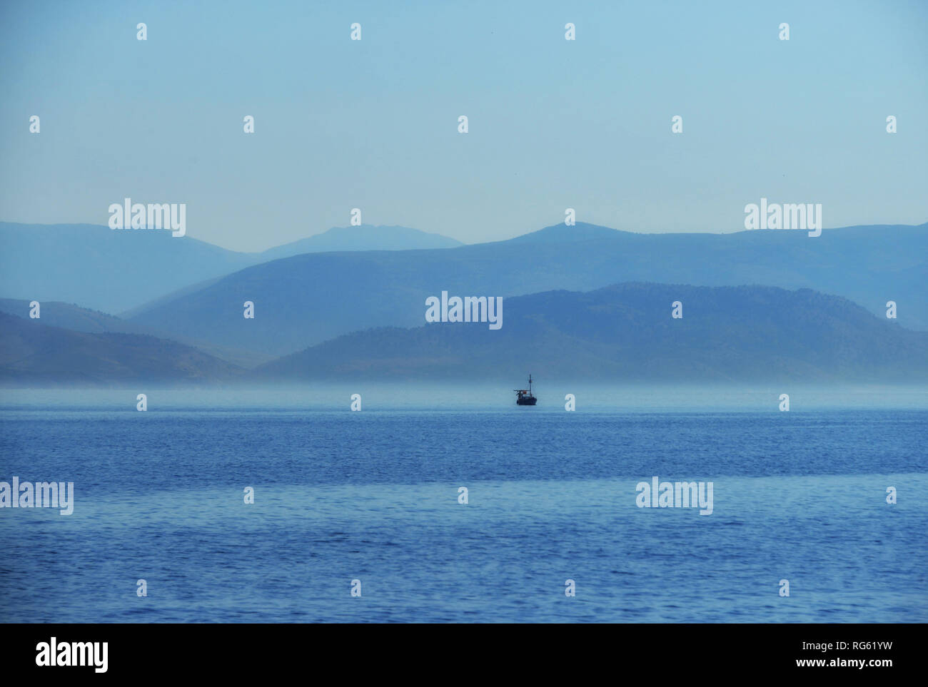 Man sailing boat hi-res stock photography and images - Alamy