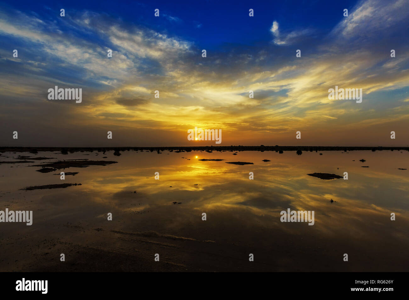 Saudi desert sunset hi-res stock photography and images - Alamy