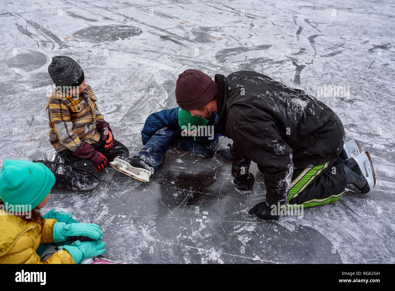 Adults and children skating hi-res stock photography and images - Alamy