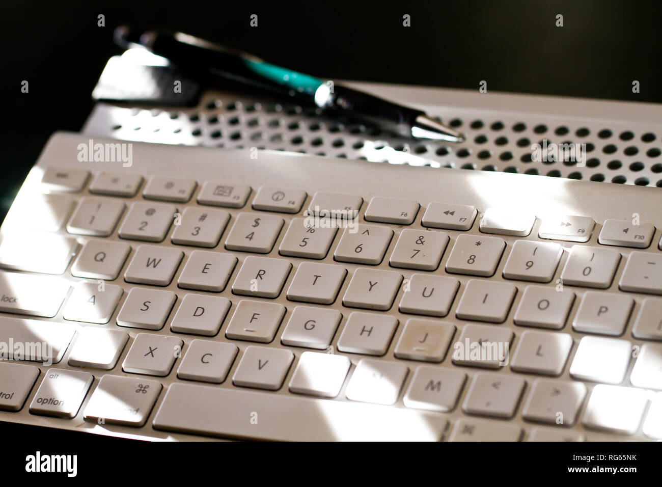 Keyboard with pen Stock Photo - Alamy