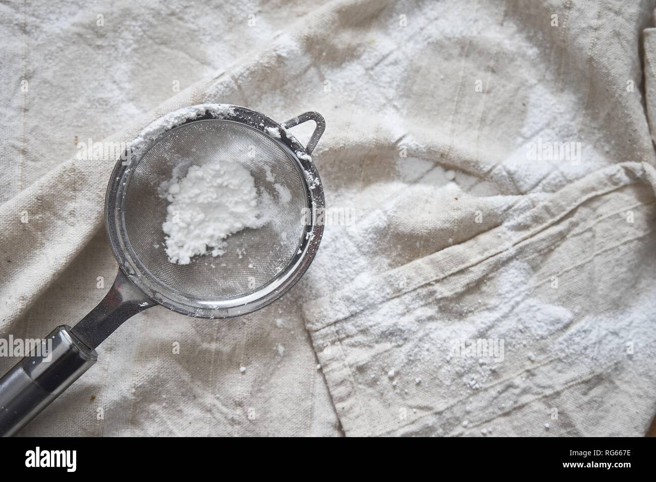 sieve and icing sugar on napkin Stock Photo - Alamy