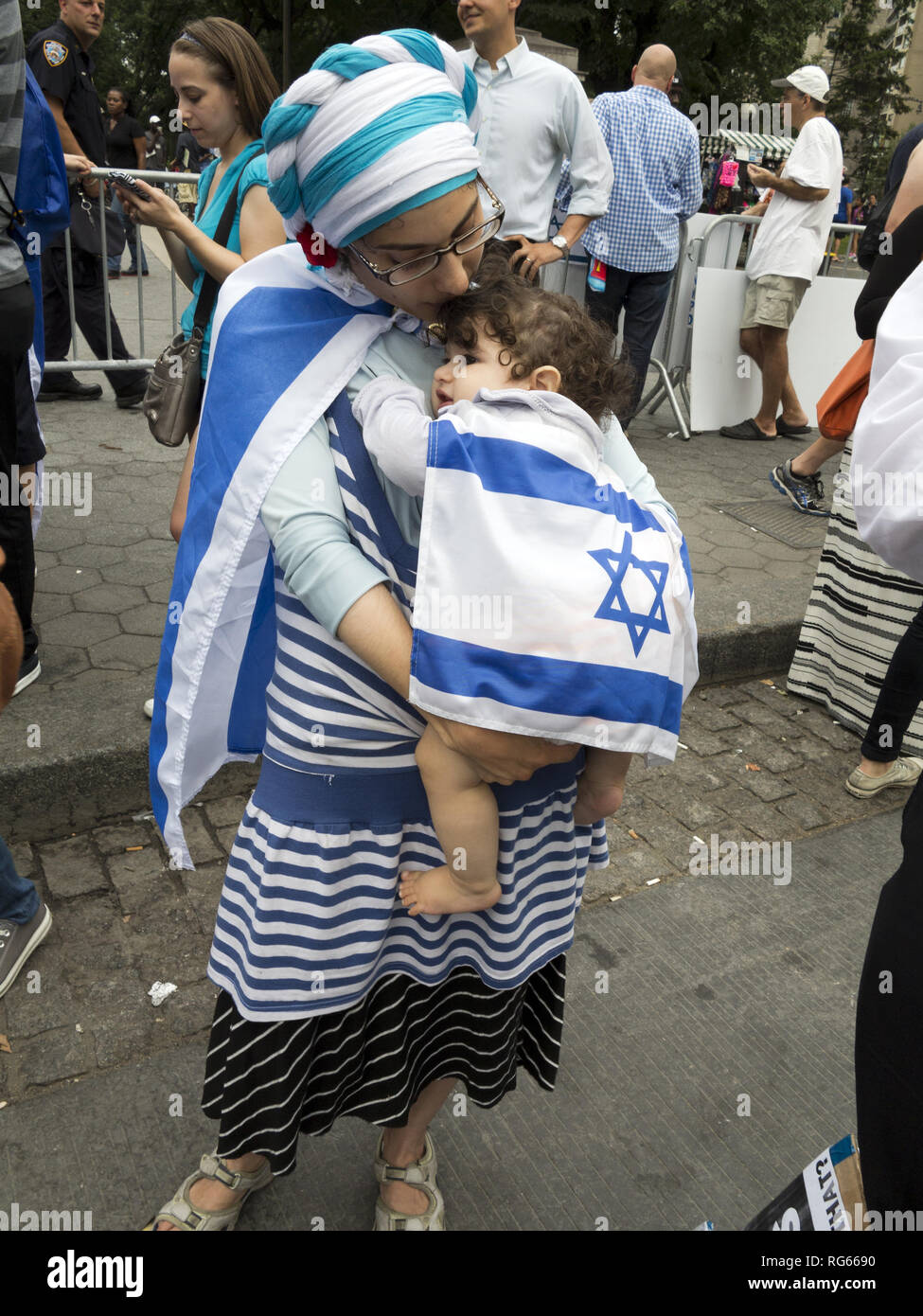 Israeli mother baby hi-res stock photography and images - Alamy
