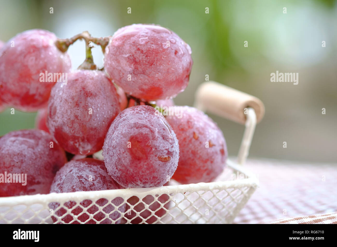 Grapes in wire mesh basket Stock Photo - Alamy