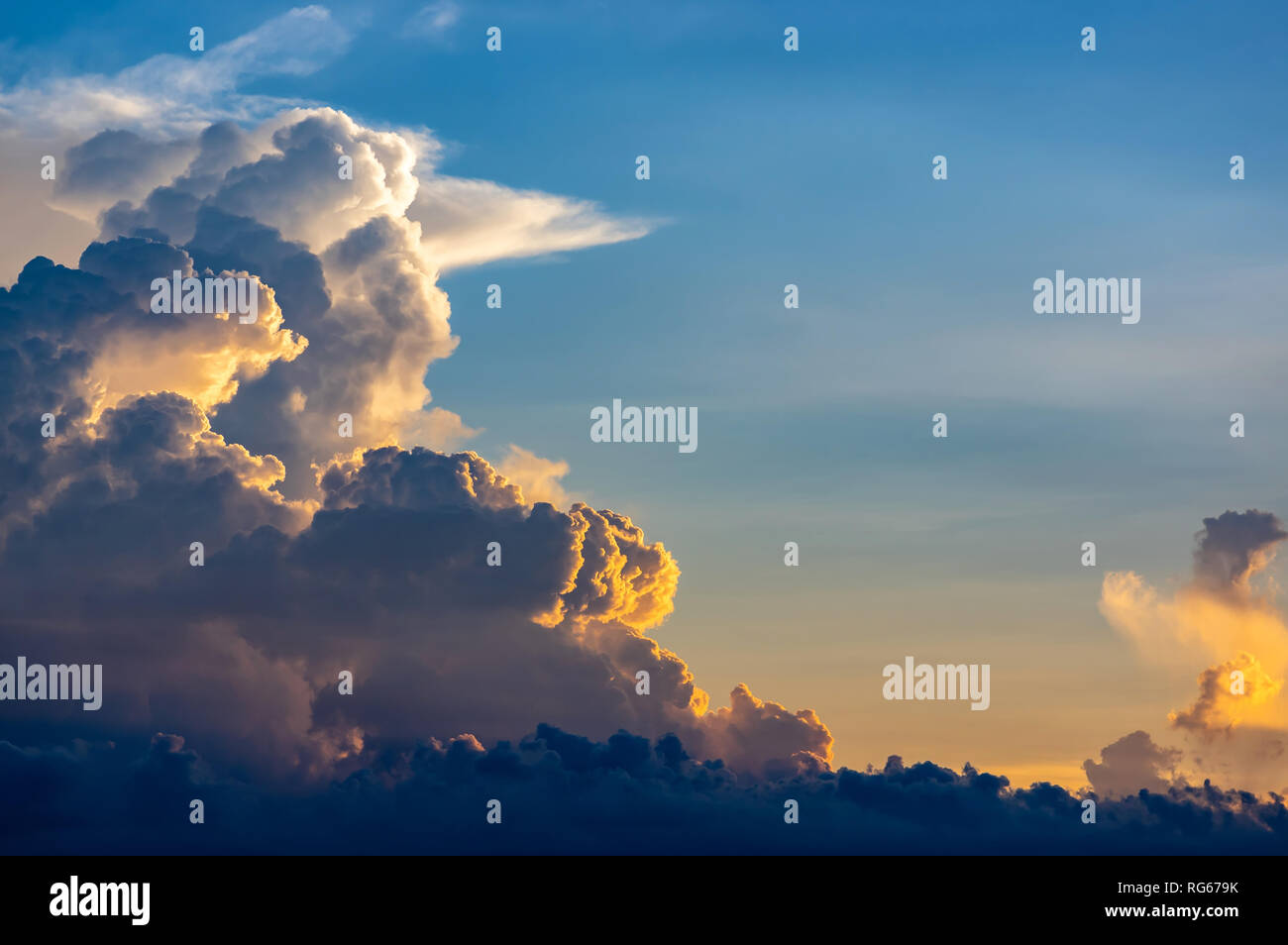 Cloudy season hi-res stock photography and images - Alamy