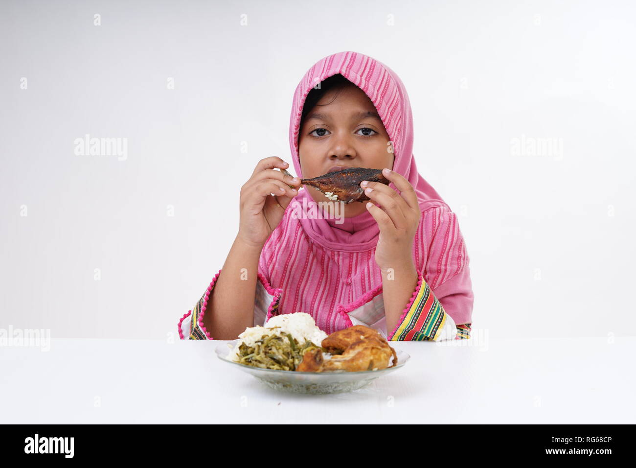 young teenage muslim girl having lunch Stock Photo - Alamy