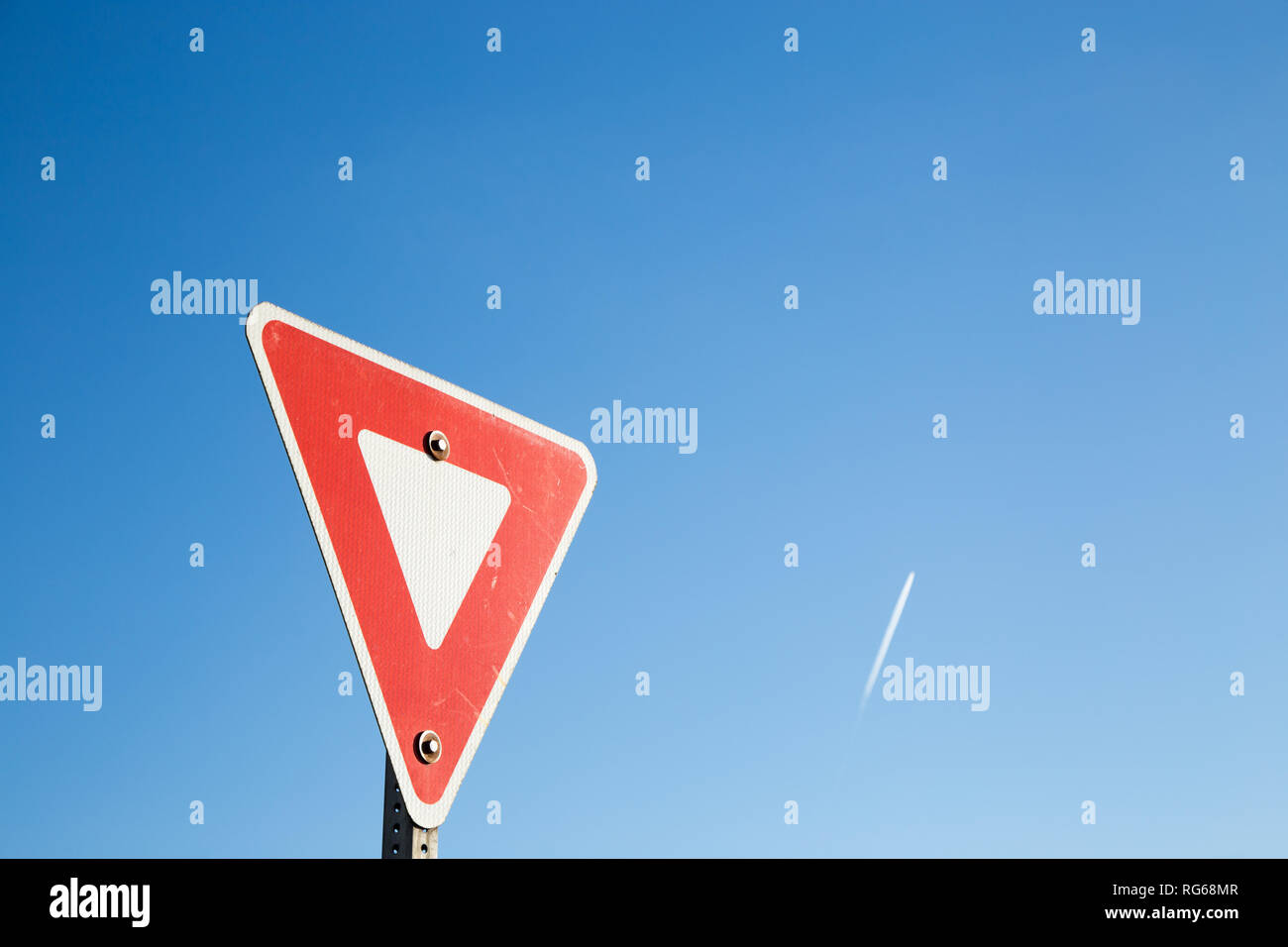 Yield sign hi-res stock photography and images - Alamy