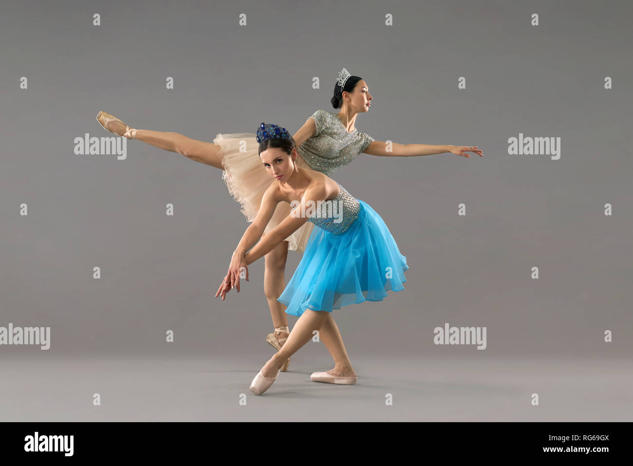 Girls gymnastics in dresses hi-res stock photography and images - Alamy