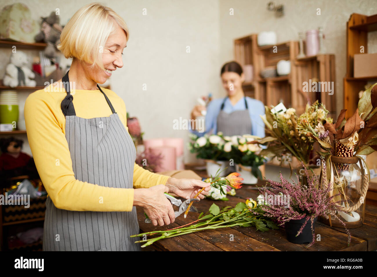 Mature Florist Making Bouquets Stock Photo - Alamy