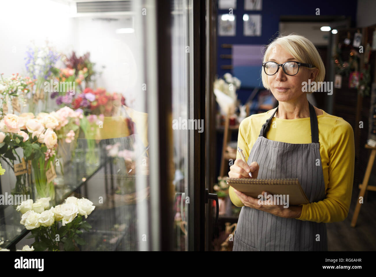 Manager review hi-res stock photography and images - Alamy