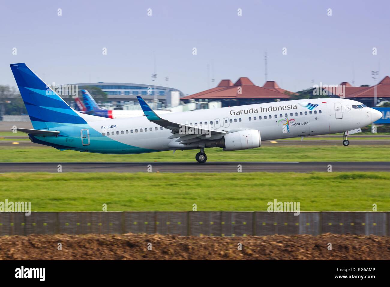 Garuda indonesia 737 800 hi-res stock photography and images - Alamy