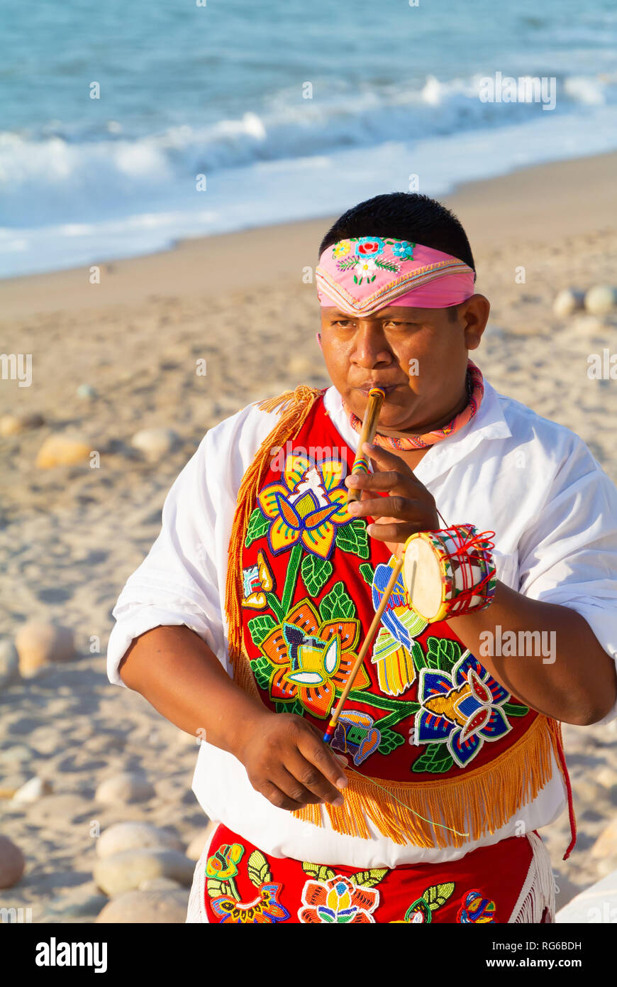 Heritage destinations local dancers hi-res stock photography and images ...