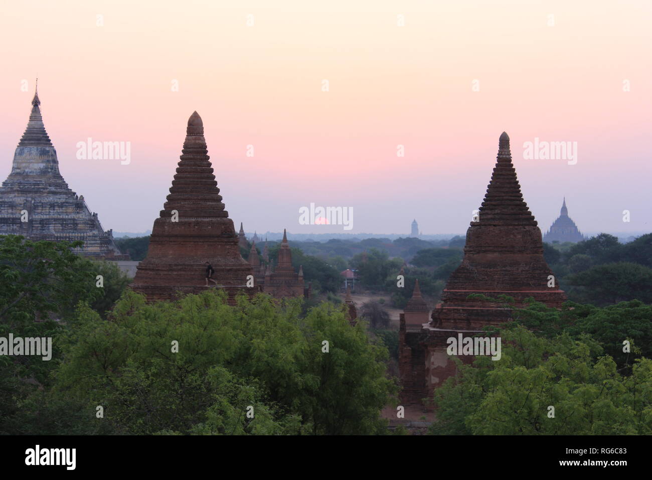 sun rising over Bagan in Myanmar in between the temple landscape Stock ...