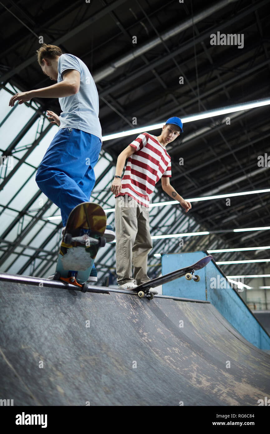 Guys skateboarding hi-res stock photography and images - Alamy