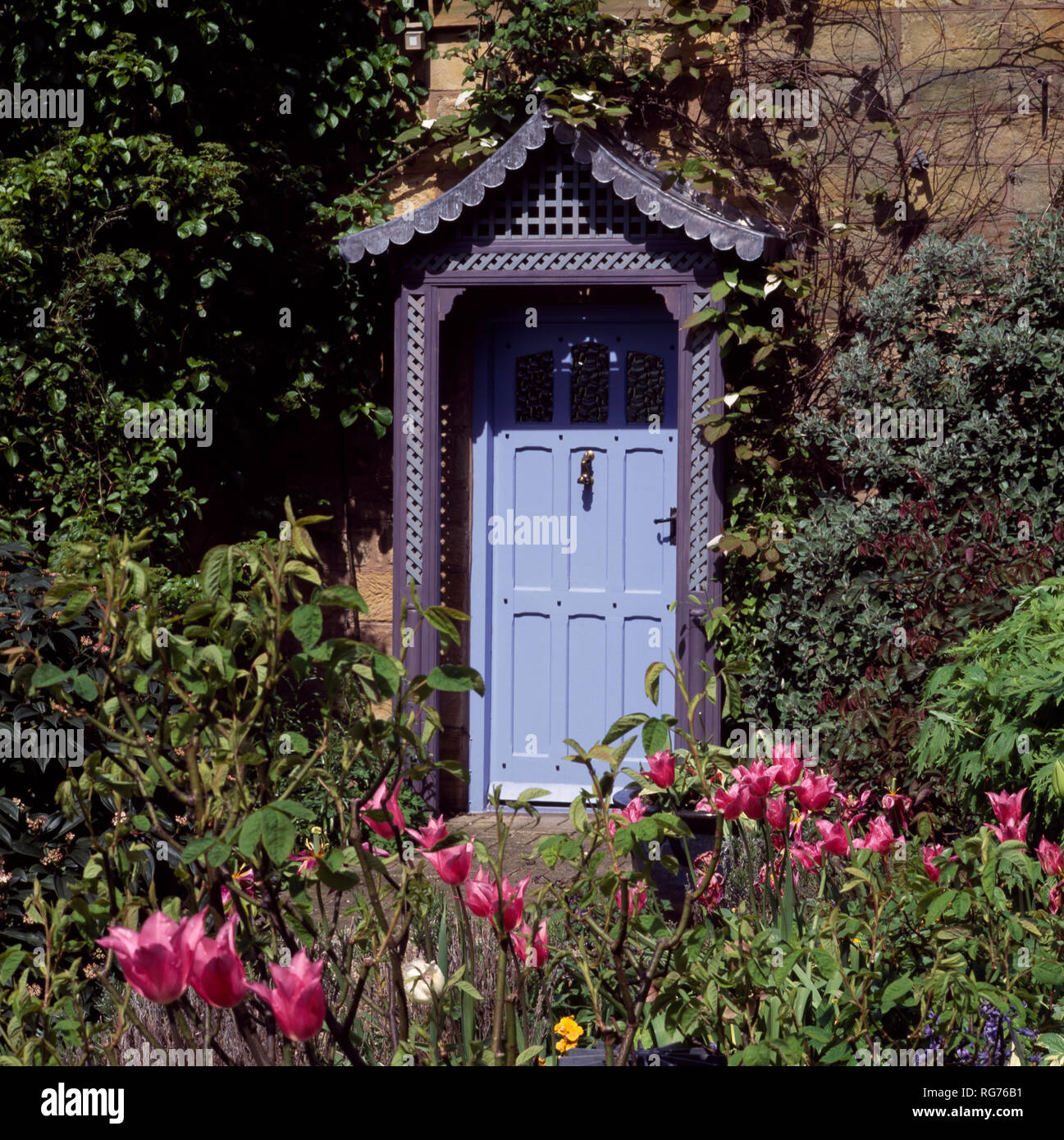 Front porch gardens hi-res stock photography and images - Alamy