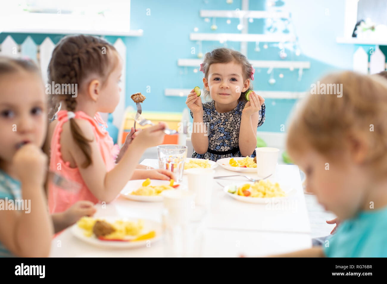 Group of children eating healthy food in kindergarten Stock Photo - Alamy