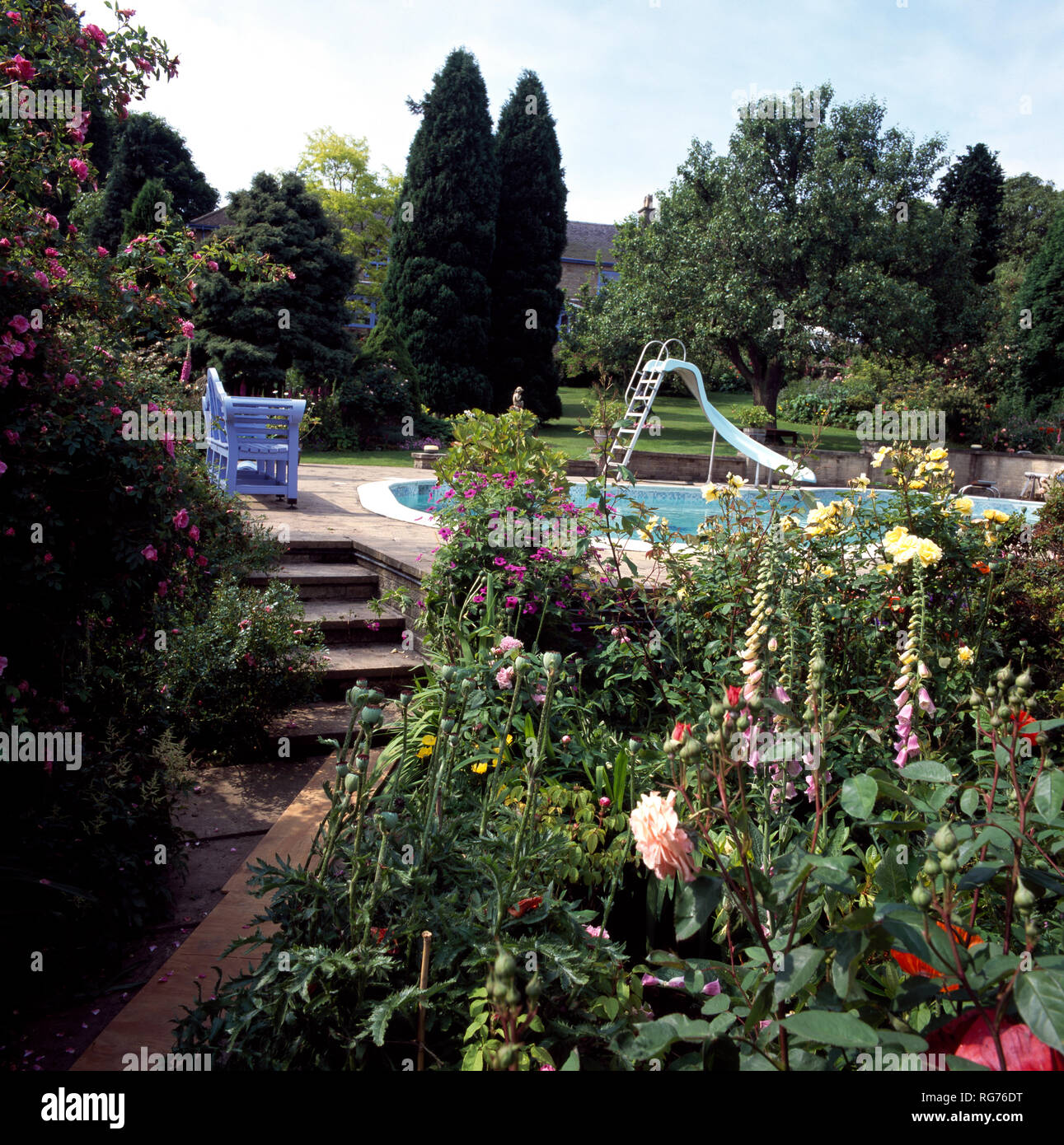 Swimming pools summer uk hi-res stock photography and images - Alamy