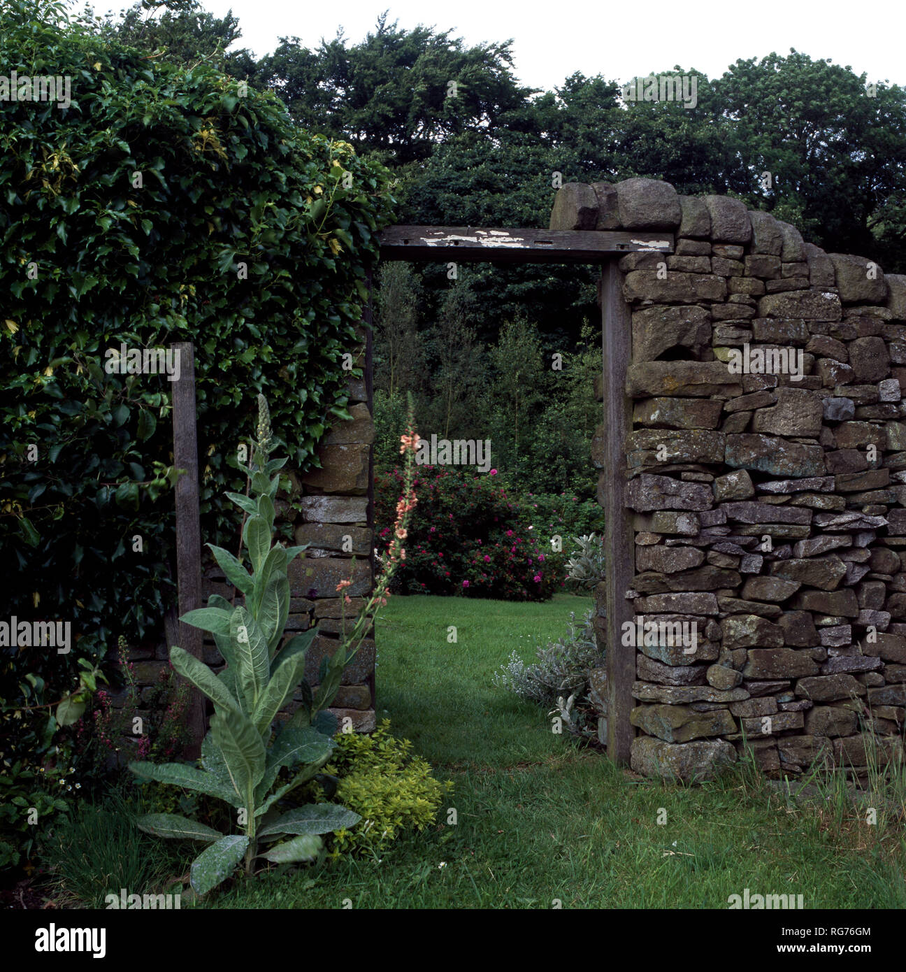 Gateway in dry stone hi-res stock photography and images - Alamy