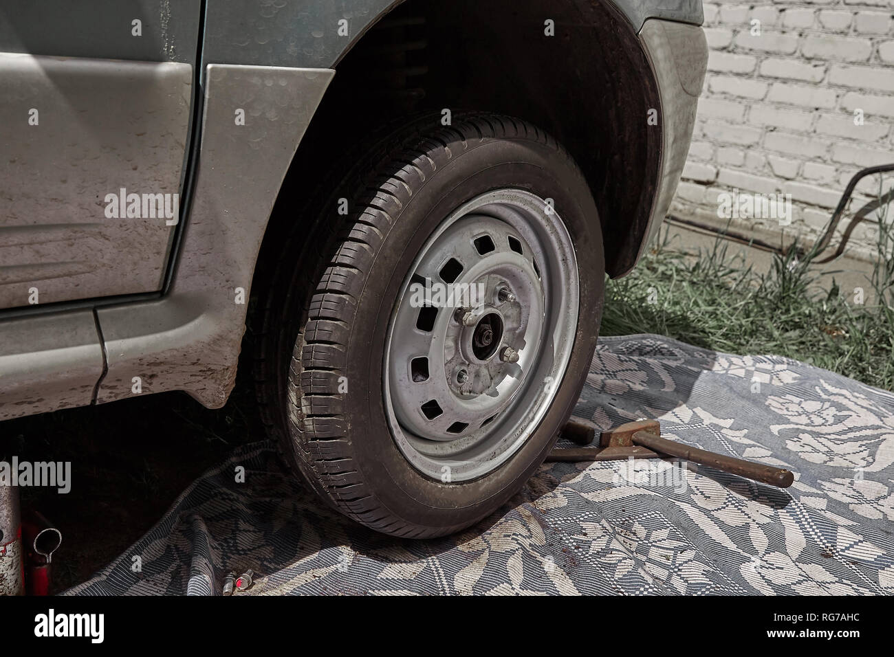 close up. a car with a damaged wheel Stock Photo - Alamy