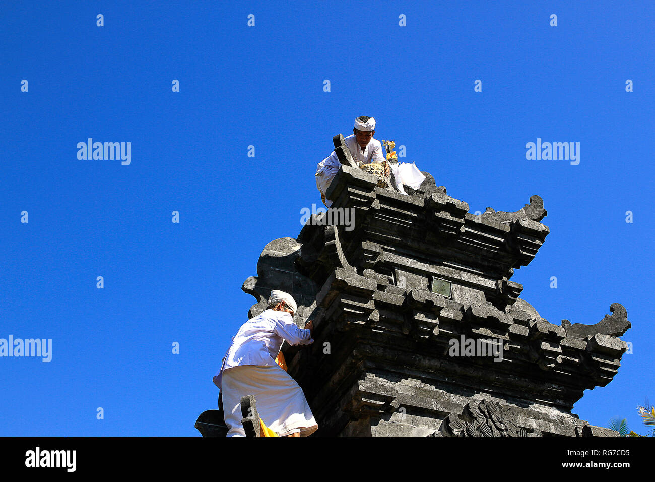 Ulun danu floating temple hi-res stock photography and images - Alamy