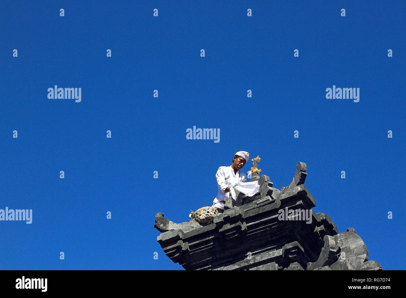 Ulun danu floating temple hi-res stock photography and images - Alamy
