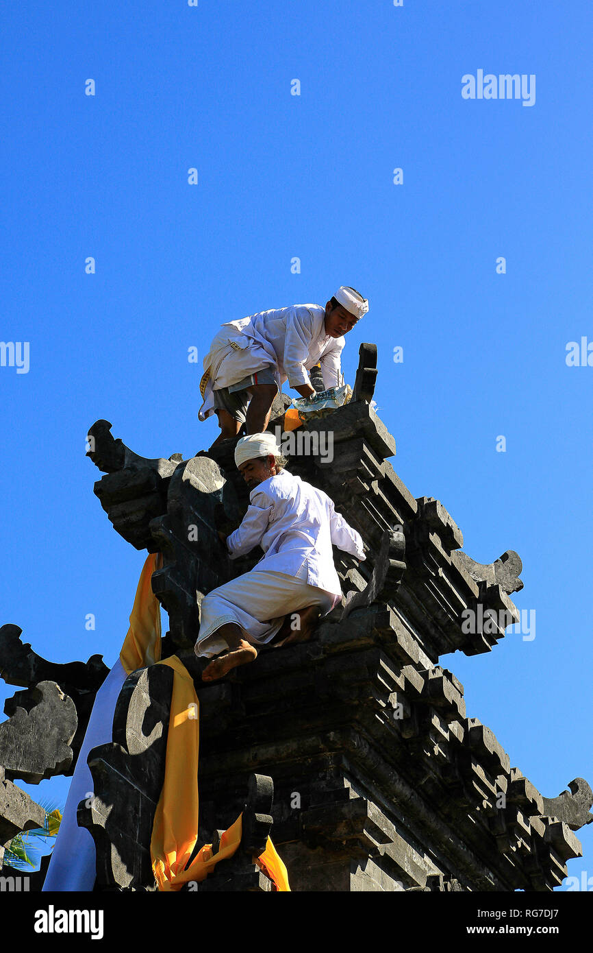 Ulun danu floating temple hi-res stock photography and images - Alamy