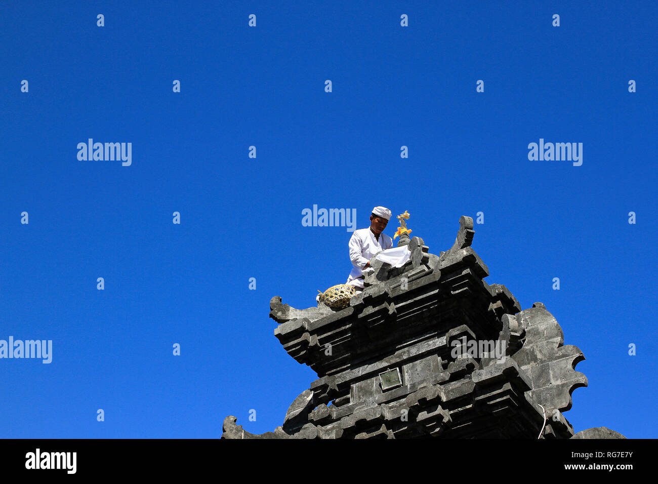 Ulun danu floating temple hi-res stock photography and images - Alamy