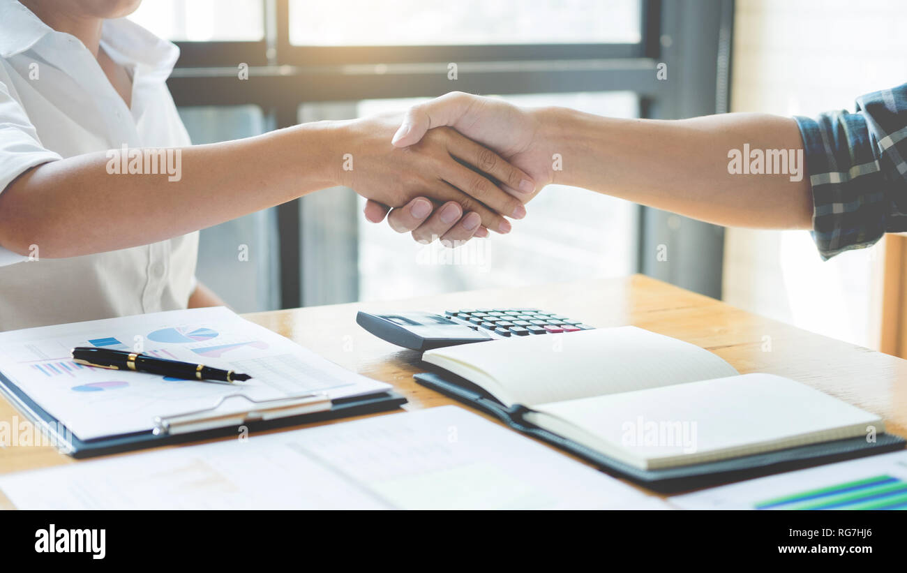 Negotiating business, Two confident business man shaking hands with ...