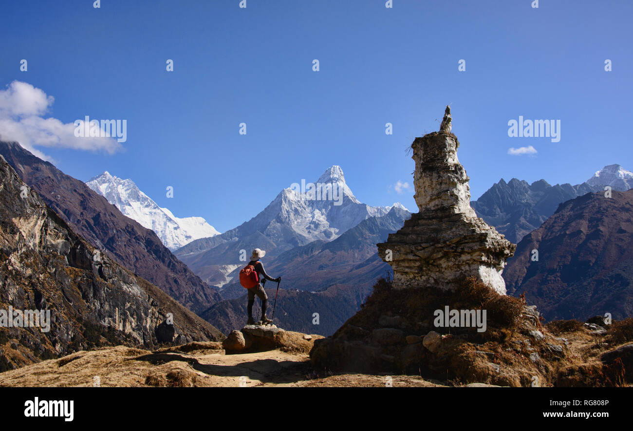 Stone chorten and high mountains, Everest region, Khumbu, Nepal Stock ...