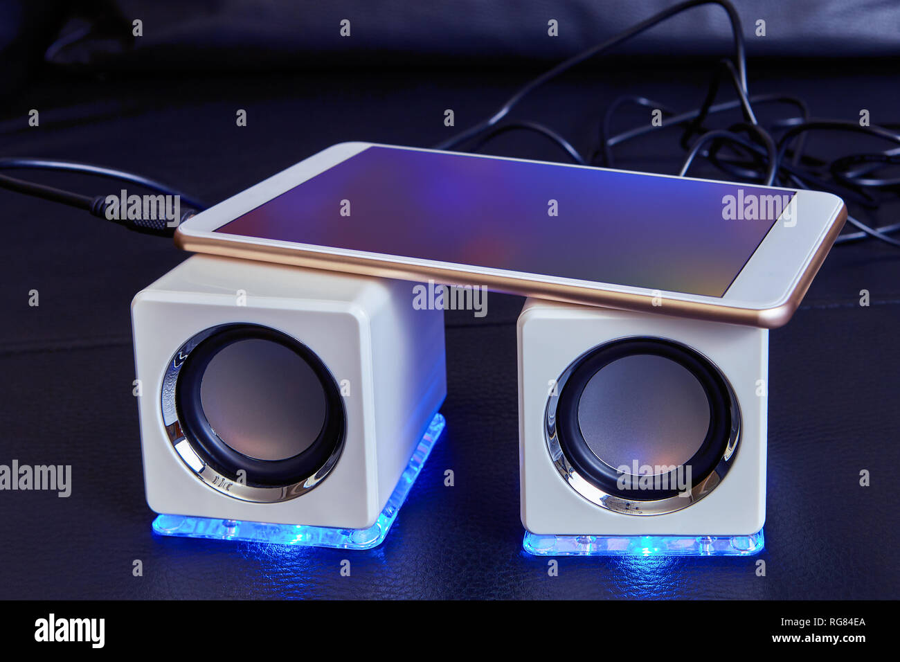 Speaker cubic hi-res stock photography and images - Alamy