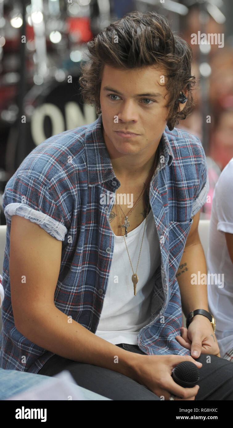 Harry styles full length hi-res stock photography and images - Alamy