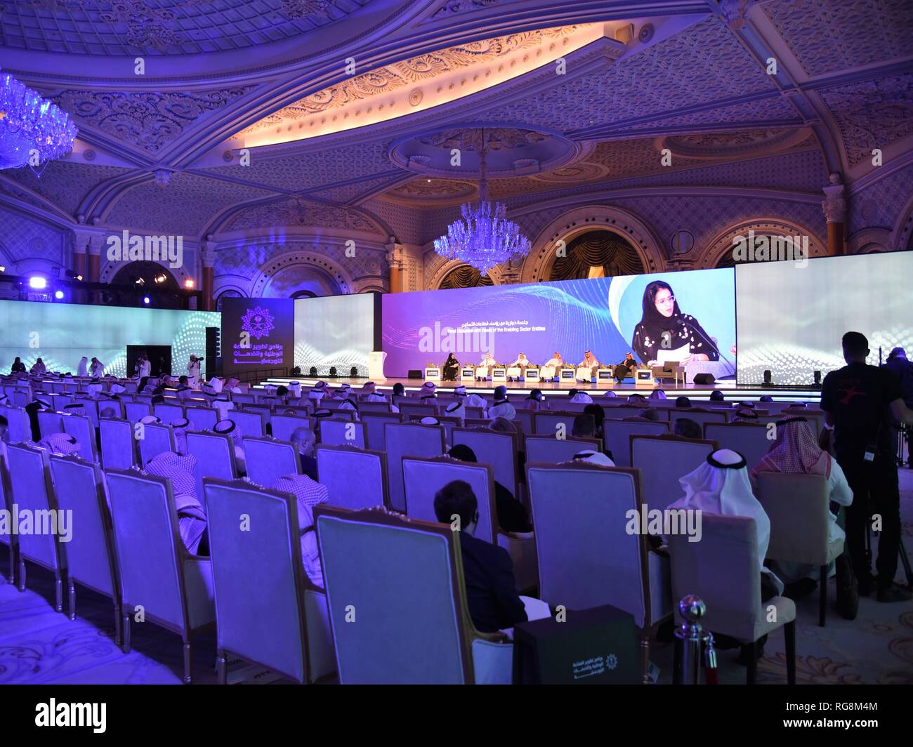 (190128) -- RIYADH, Jan. 28, 2019 (Xinhua) -- Guests attend a panel ...