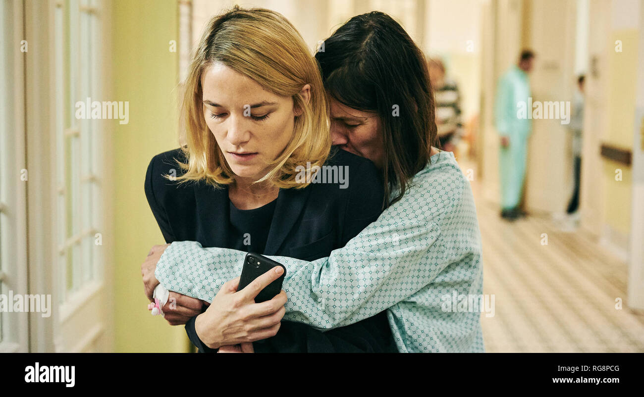 HANDOUT - 22 January 2019, ---: Valerie Pachner (l) as Lola and Pia ...