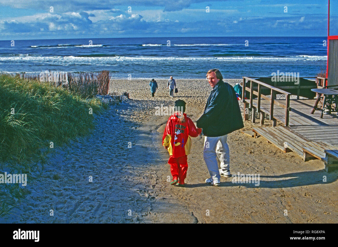 Fußballspieler Günter Netzer mit Tochter Alana am Strand der Insel Sylt ...