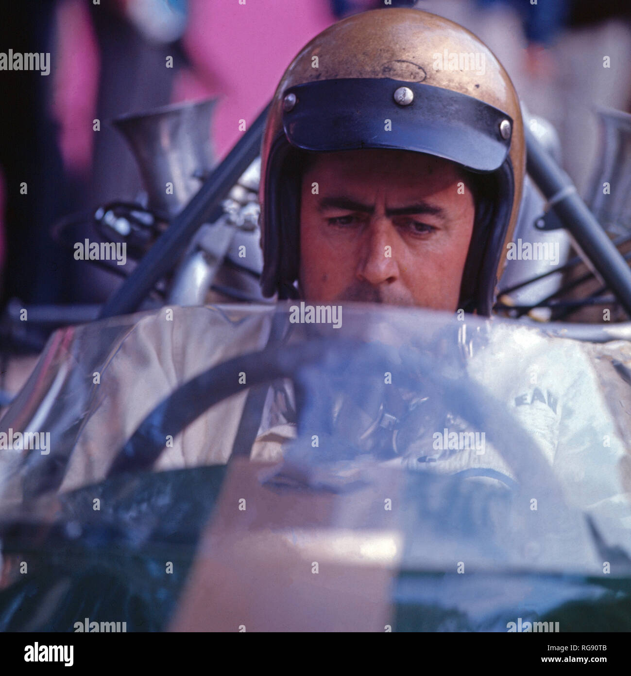 Rennfahrer Jack Brabham in seinem Rennwagen Brabham BT 19 beim Grand ...
