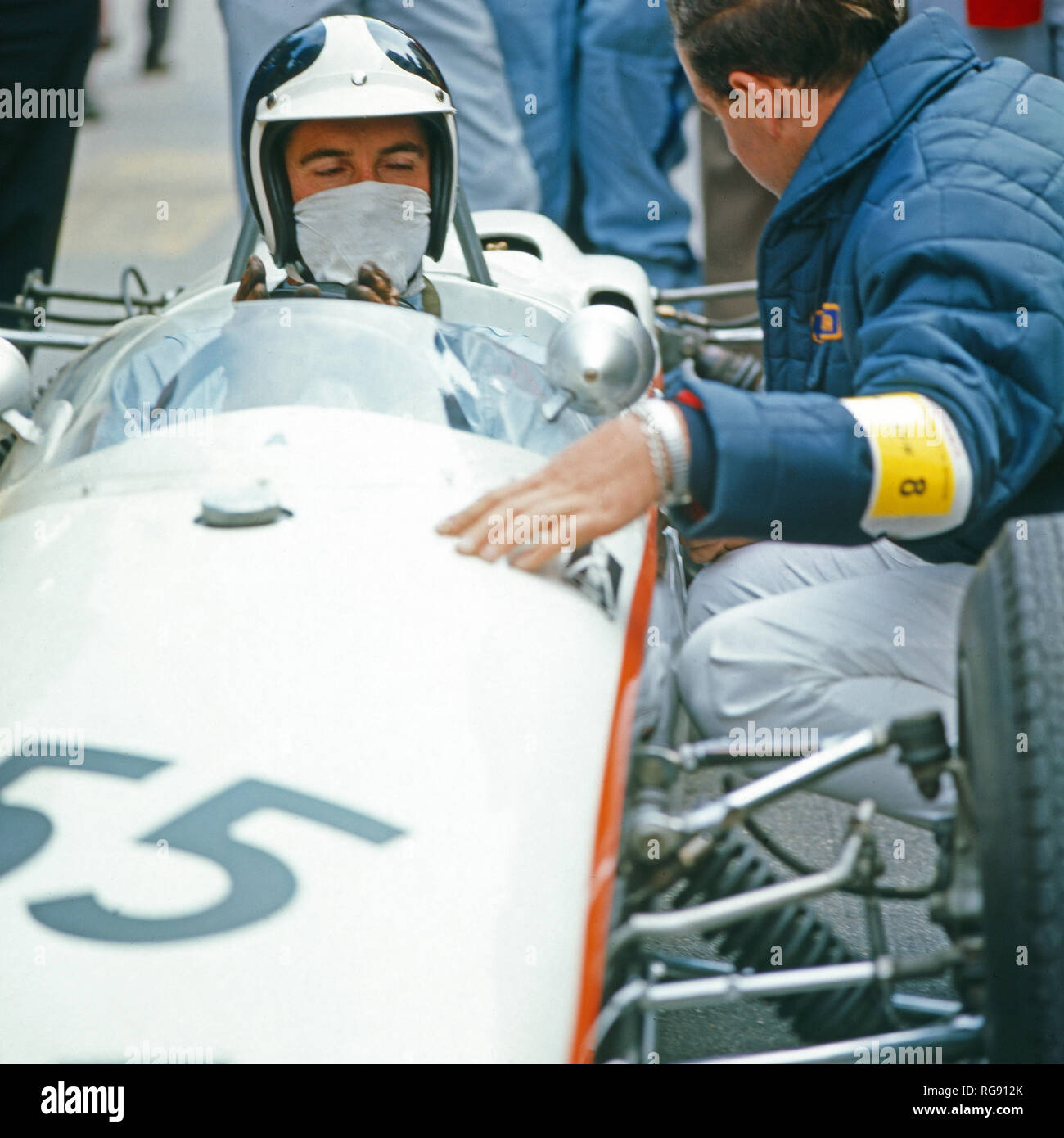 Rennfahrer Bob Bondurant mit seinem Betreuer beim Großen Preis von ...