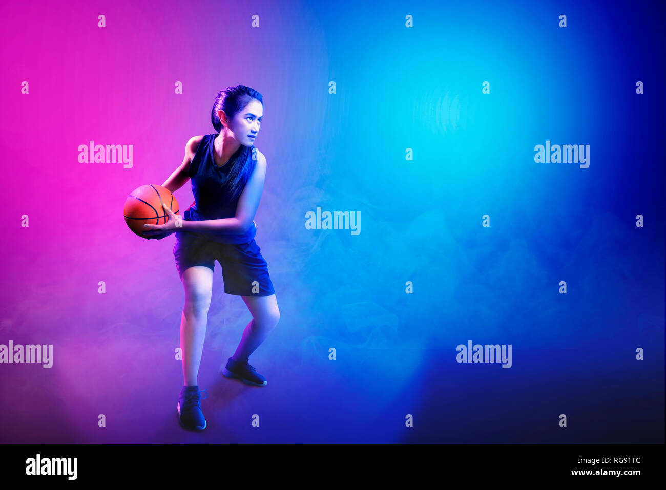 Female basketball player basket hi-res stock photography and images - Alamy