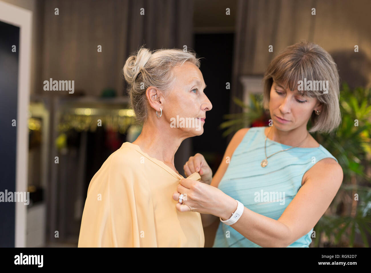 Helping senior hi-res stock photography and images - Alamy