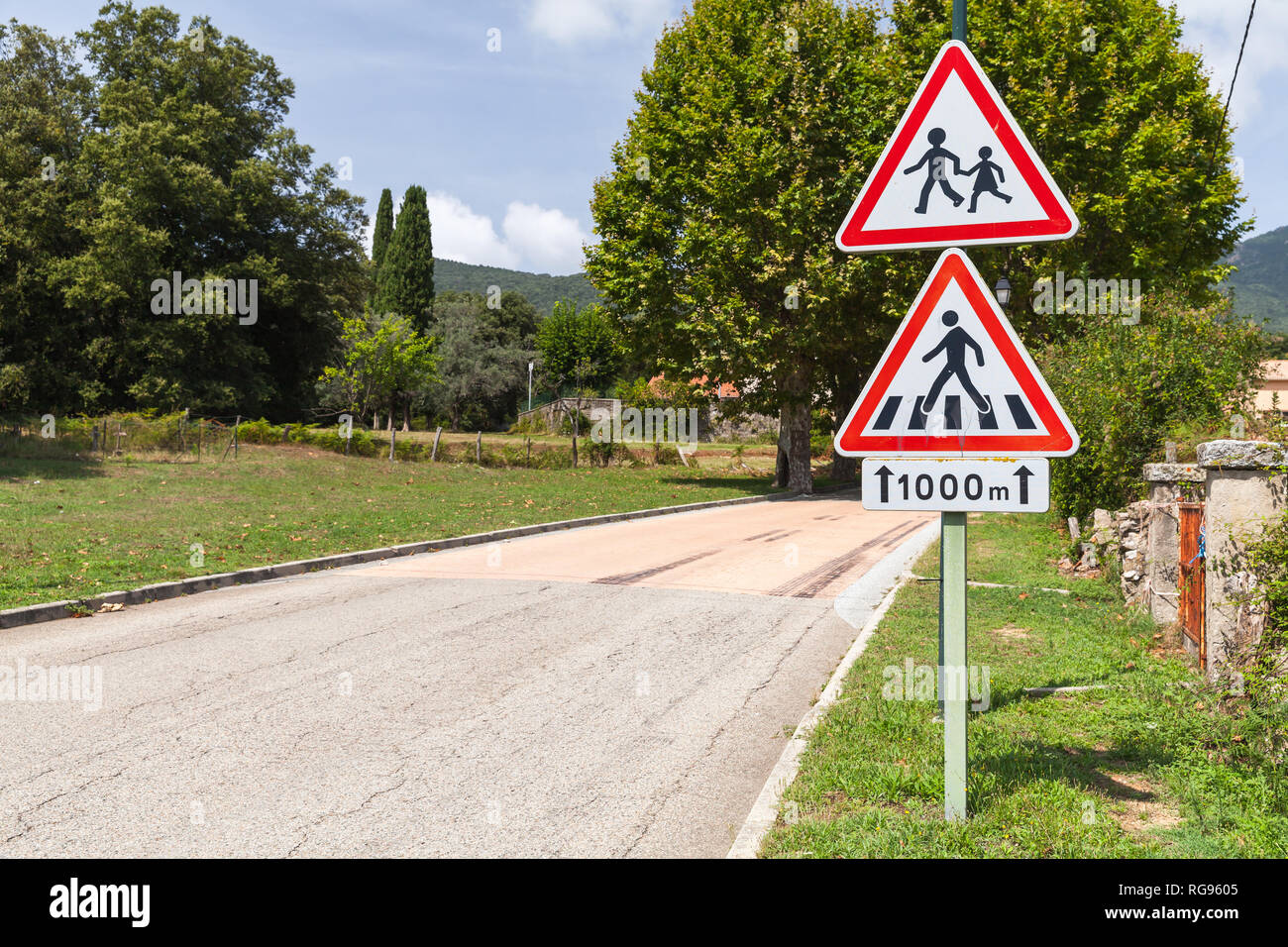 Street signs mounted on pole hi-res stock photography and images - Alamy