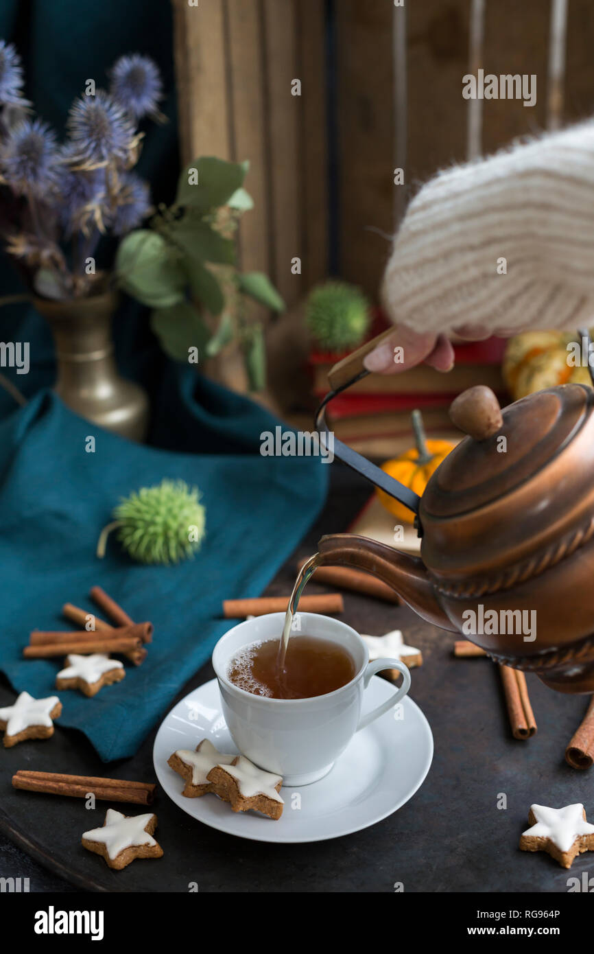 Female hand pouring hot tea hi-res stock photography and images - Alamy