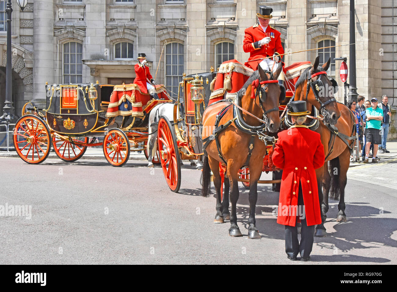 Horse drawn carriage london hi-res stock photography and images - Alamy