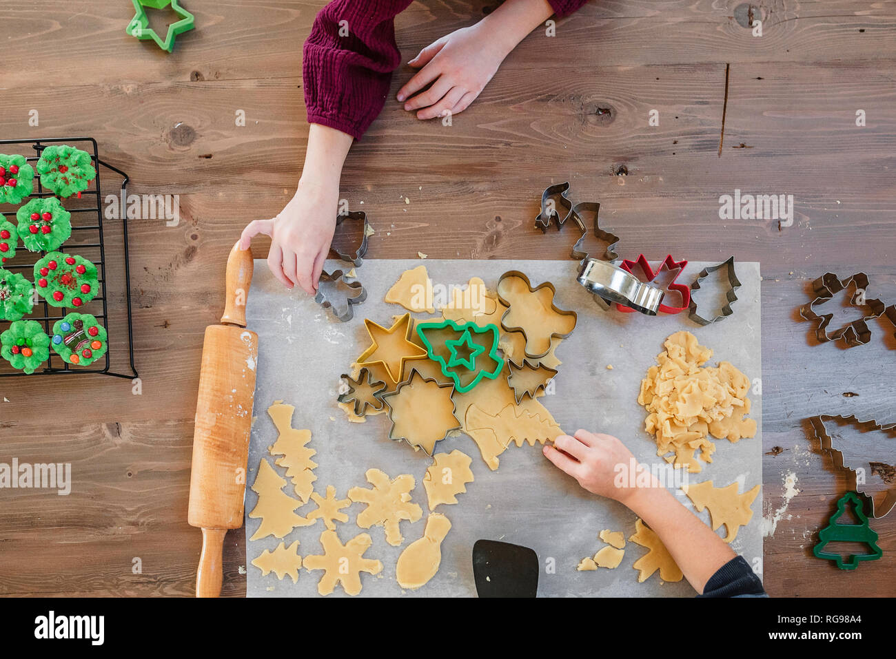 Children overhead hi-res stock photography and images - Alamy
