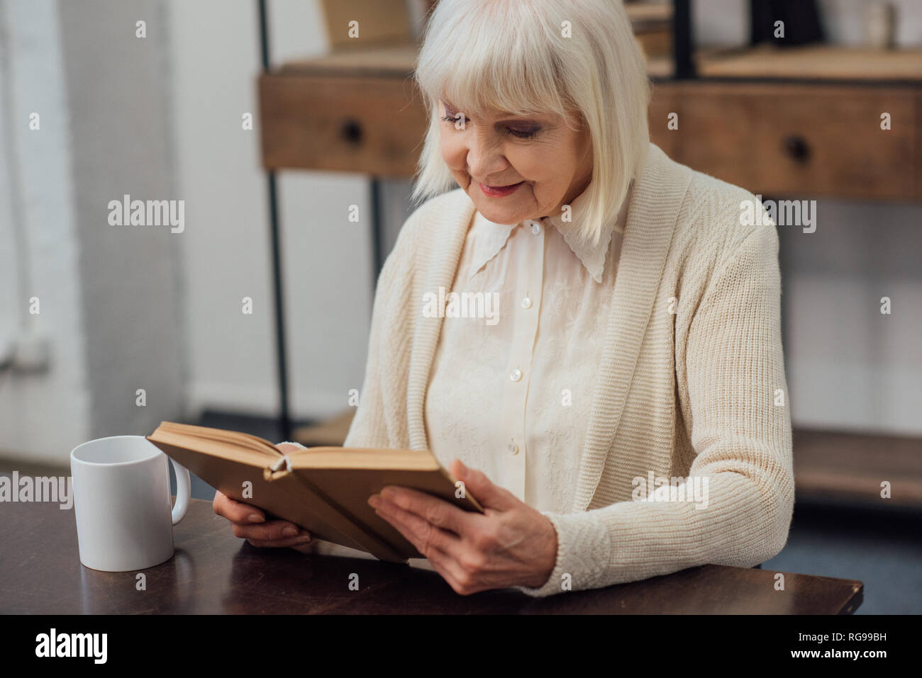 Senior read table hi-res stock photography and images - Alamy