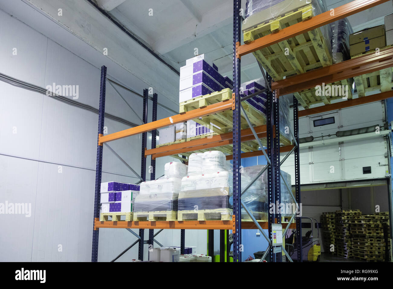 Metal warehouse structural beams hi-res stock photography and images ...