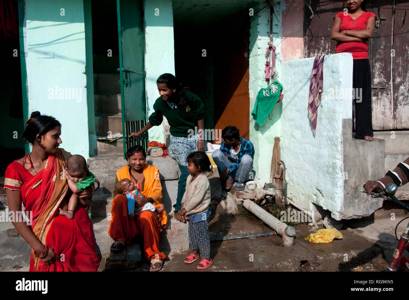 India. Bihar. Muzaffarpur.Purani Gudri (old slum). Women at the water ...