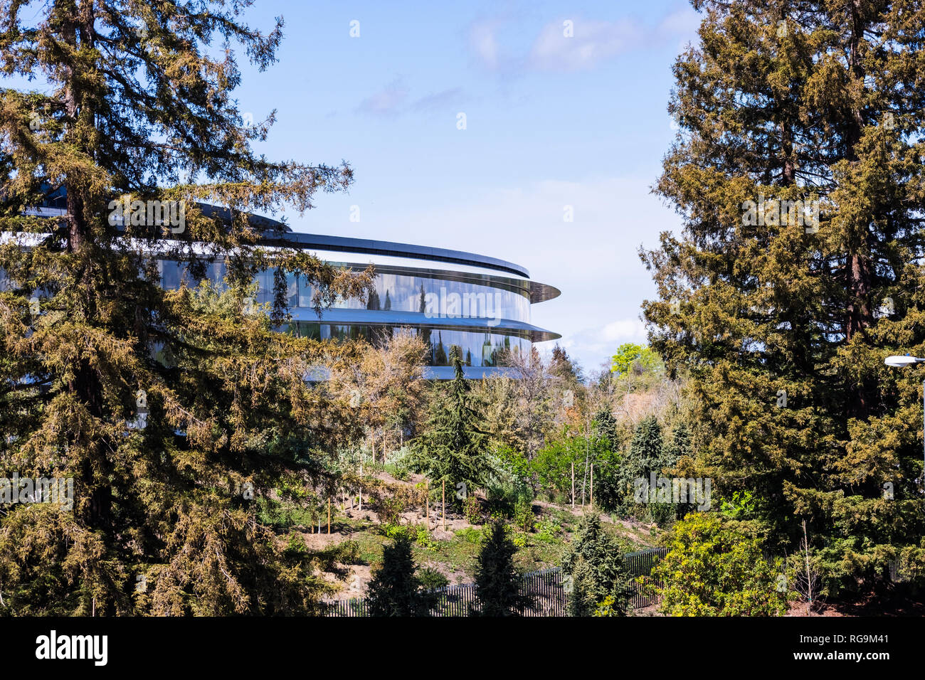 New apple park visitor center hi-res stock photography and images - Alamy