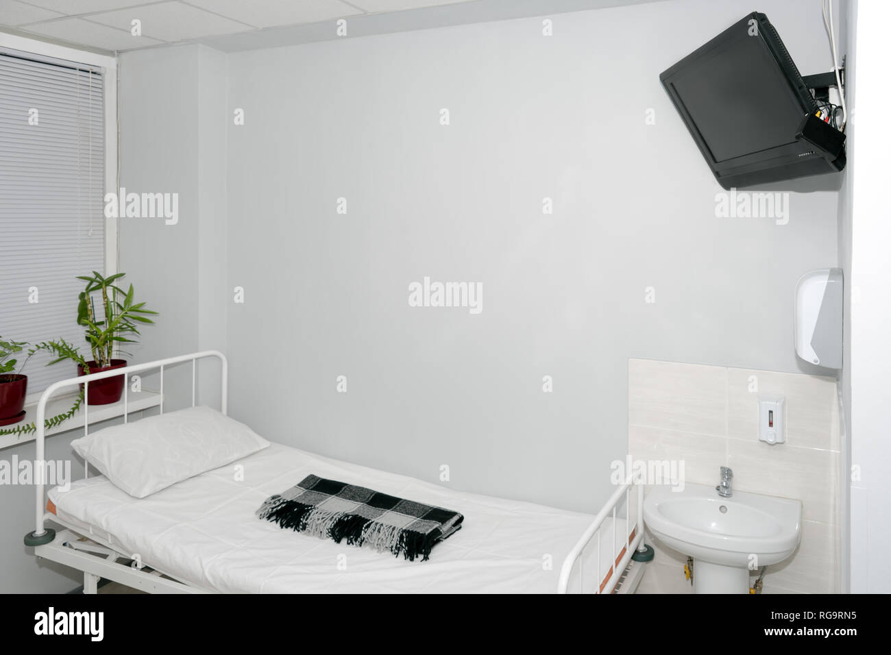 Clean empty hospital room ready for patients. Empty bed in hospital ...