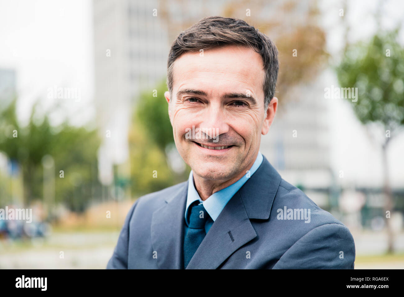 Businessman city hi-res stock photography and images - Alamy