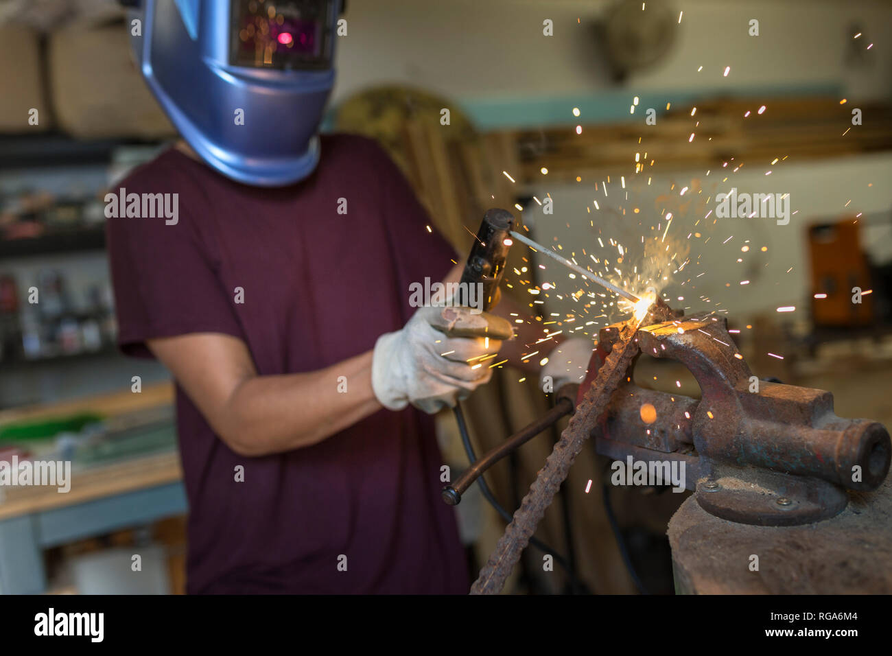 Woman welding hi-res stock photography and images - Alamy