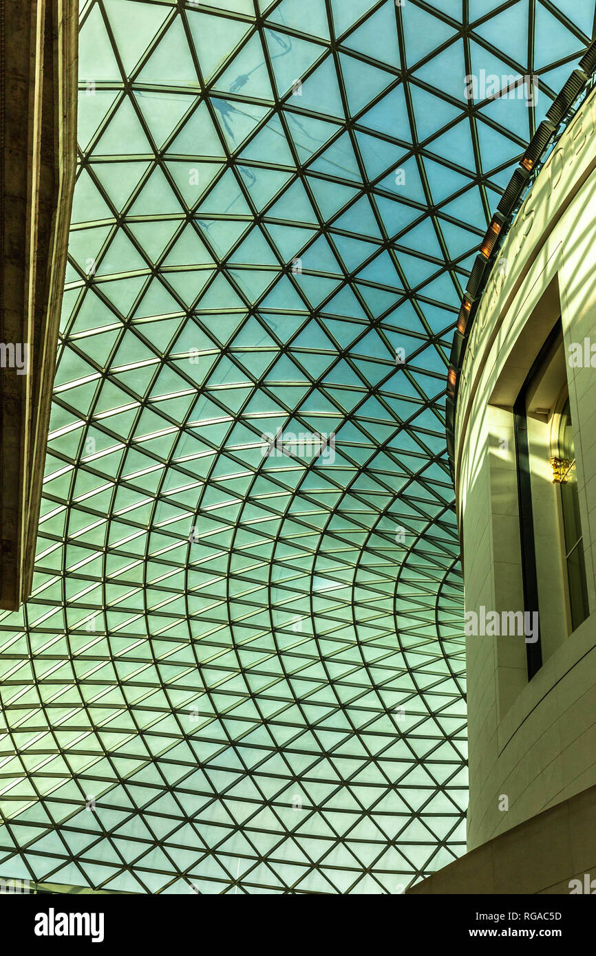 British museum london glass roof hi-res stock photography and images ...